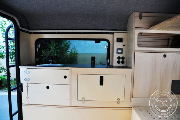 Defender 110 Reisemobil - Küchenzeile mit Klapptisch