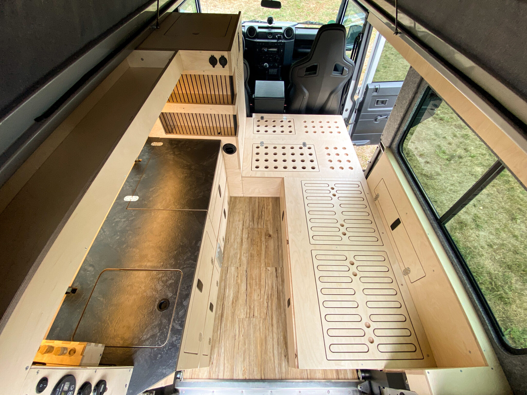 Defender Campingausbau mit Hubdach: Maßgeschneiderter Ausbau für jedes ...