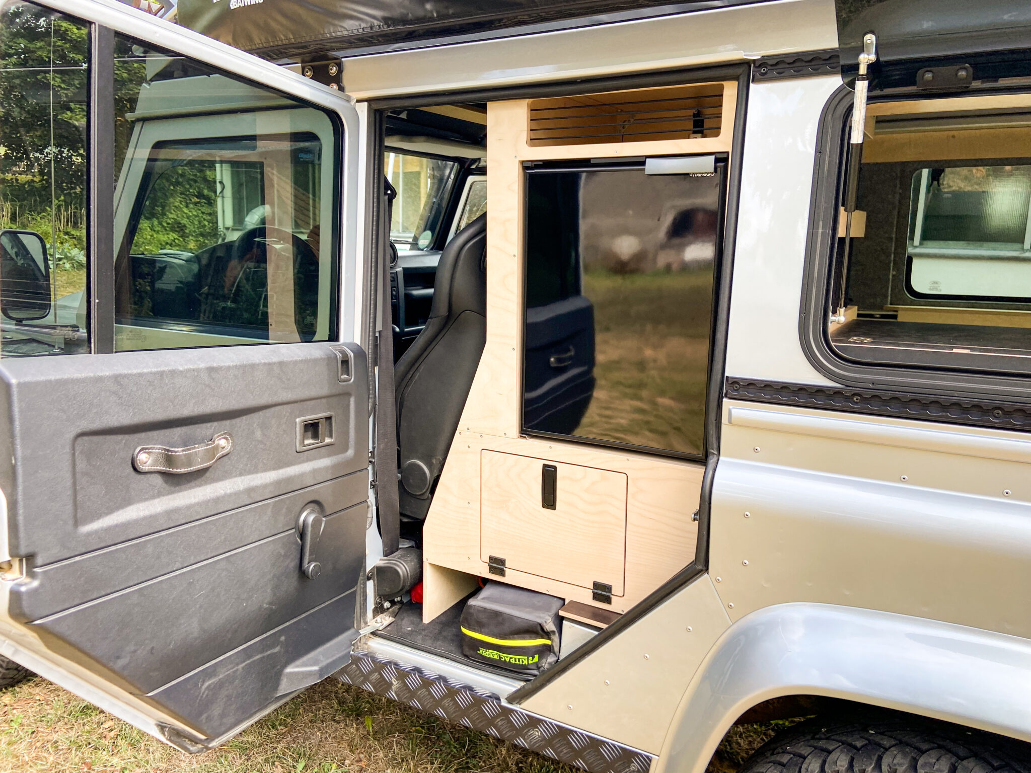 Defender Campingausbau mit Hubdach: Maßgeschneiderter Ausbau für jedes ...