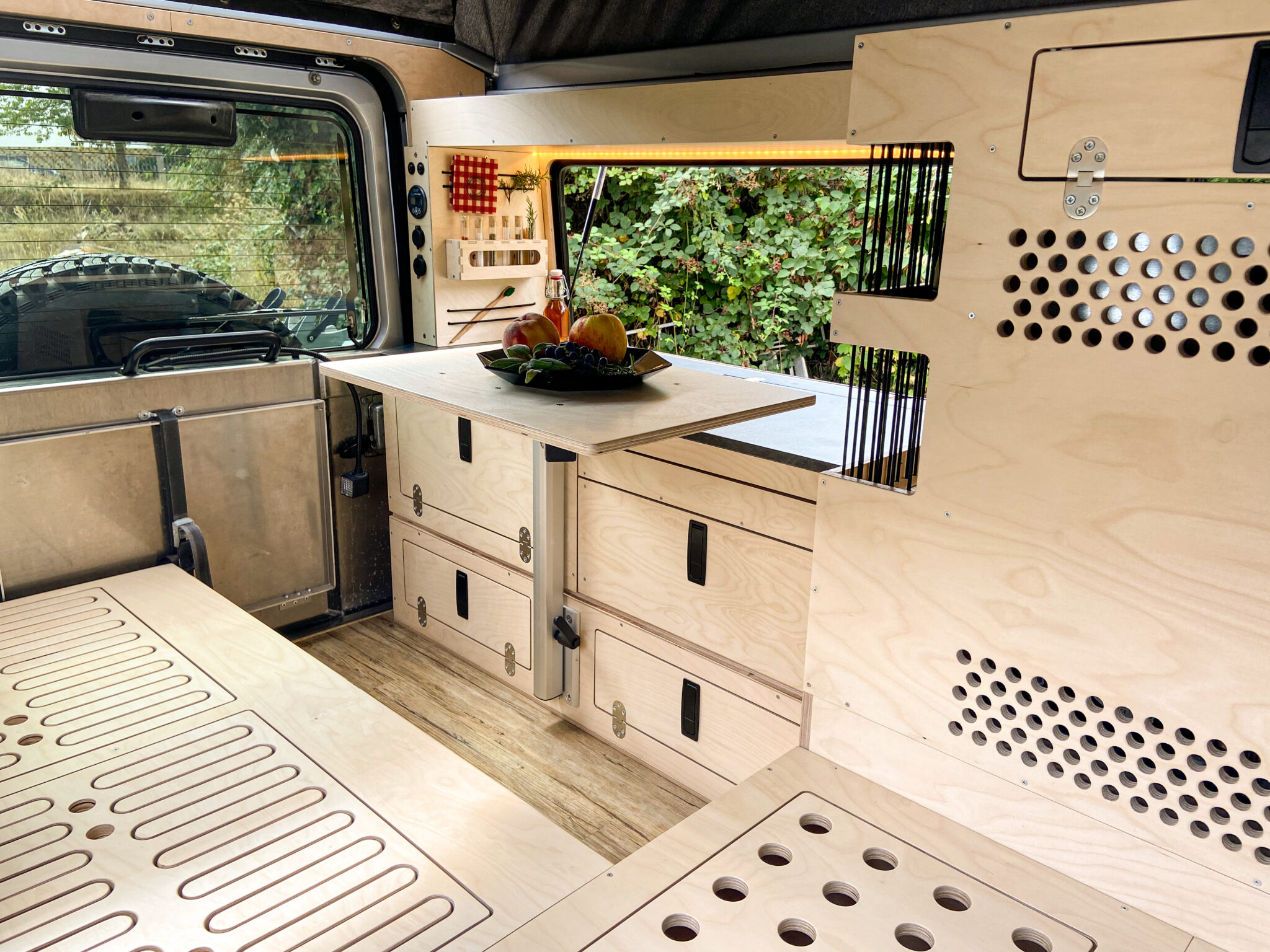 Defender Campingausbau mit Hubdach: Maßgeschneiderter Ausbau für jedes ...